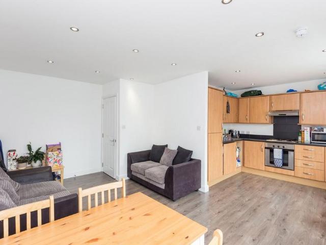 3 bedroom flat to rent