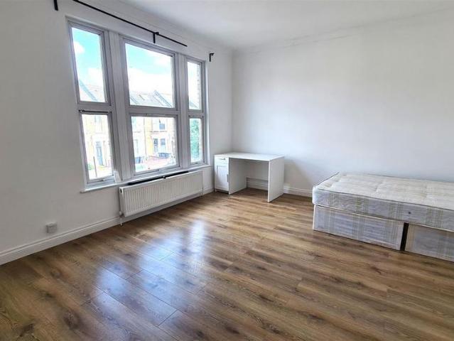 3 bedroom flat to rent