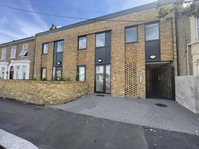 3 bedroom flat to rent