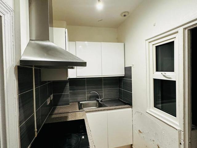 3 Bedroom flat with garden Available Now!
