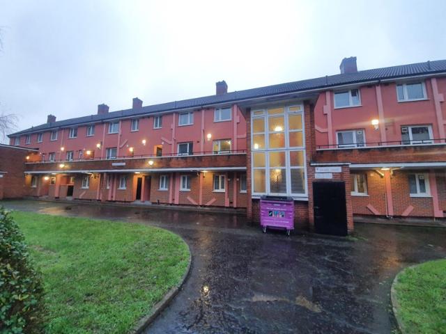 3 bedroom flat with sep lounge in prime location