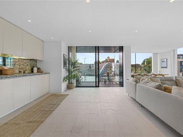 3 bedroom flat with 1 reception and 2 bathrooms in Oval Road, NW1