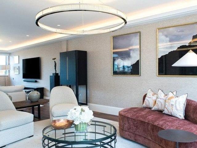 3 bedroom flat with 1 reception and 3 bathrooms in Young Street, W8
