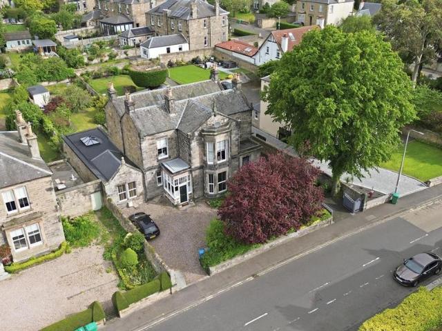 3 bedroom flat for sale