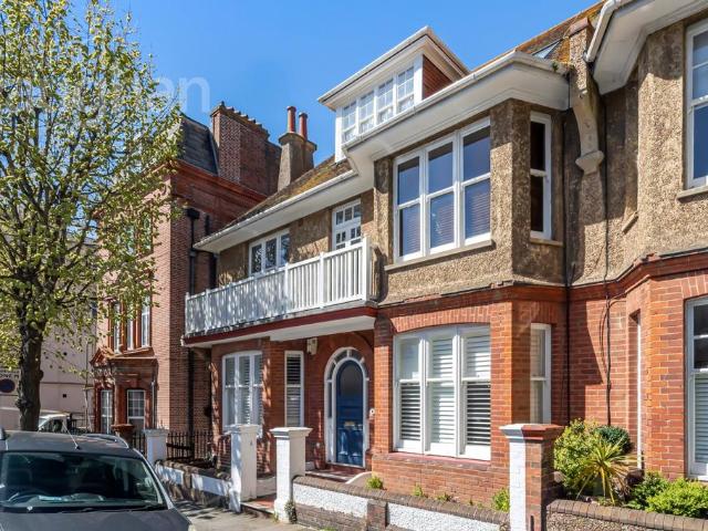 3 bedroom flat for sale