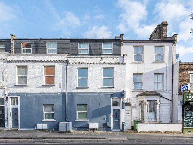 3 bedroom flat for sale