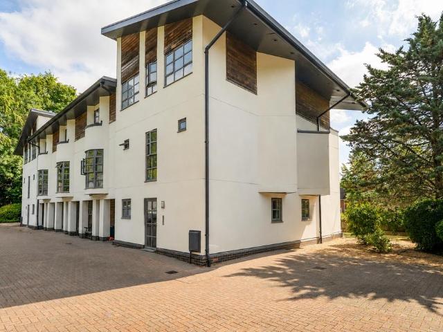 3 bedroom flat for sale