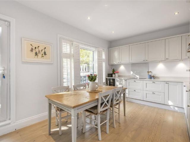 3 bedroom flat for sale