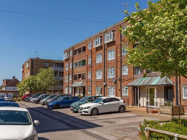 3 bedroom flat for sale