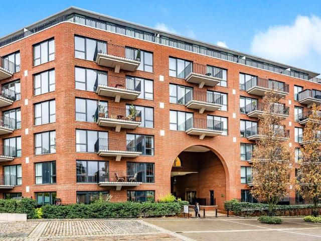 3 bedroom flat for sale