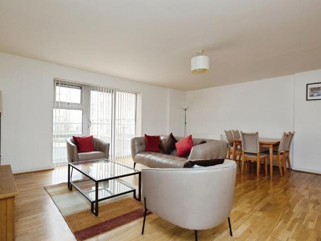 3 bedroom flat for sale