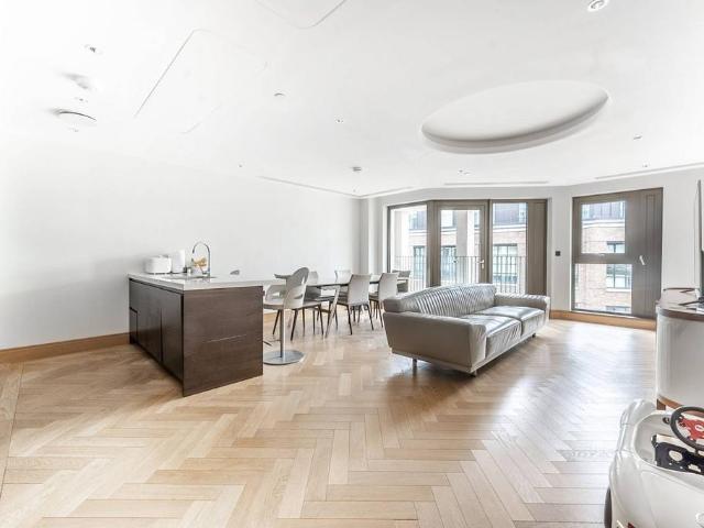 3 bedroom flat for sale