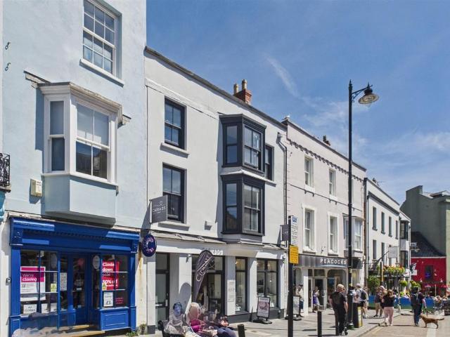 3 bedroom flat for sale