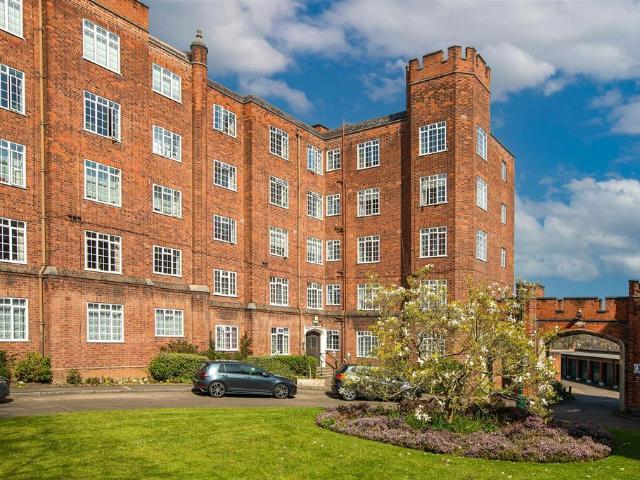 3 bedroom flat for sale
