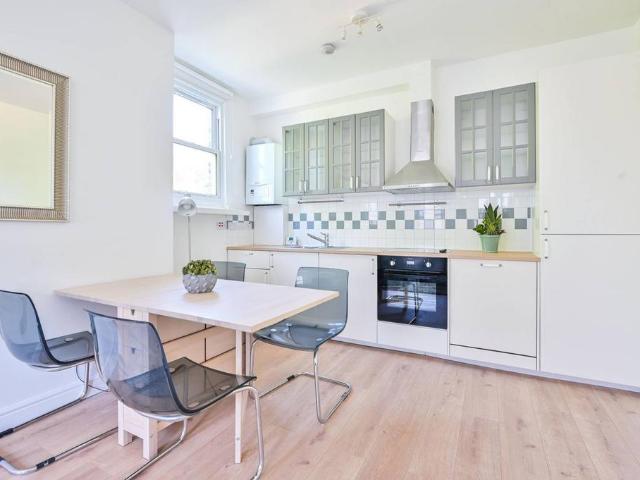 3 bedroom flat for sale