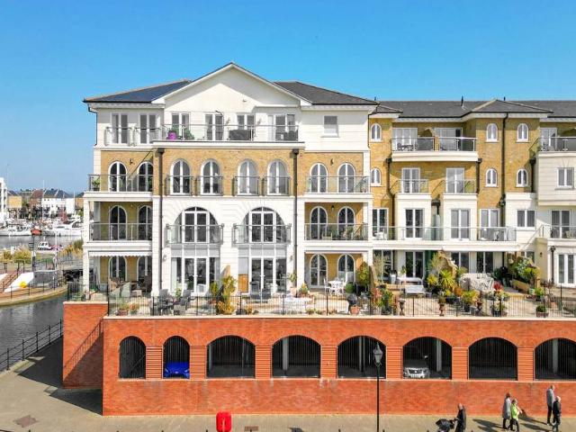 3 bedroom flat for sale