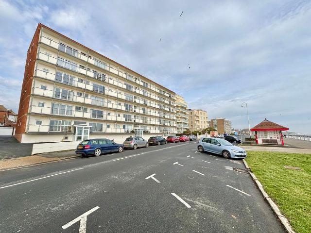 3 bedroom flat for sale