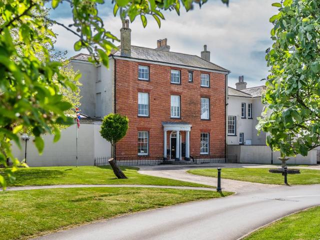 3 bedroom flat for sale
