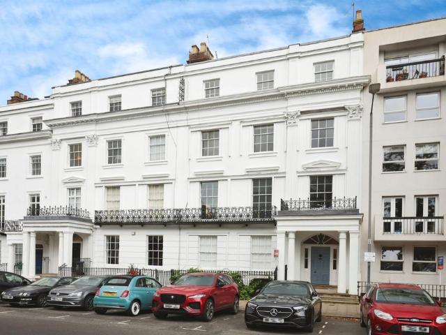3 bedroom flat for sale