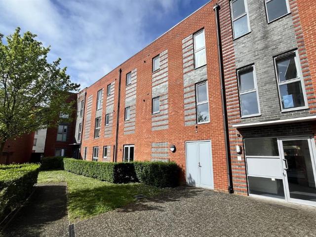 3 bedroom flat for sale