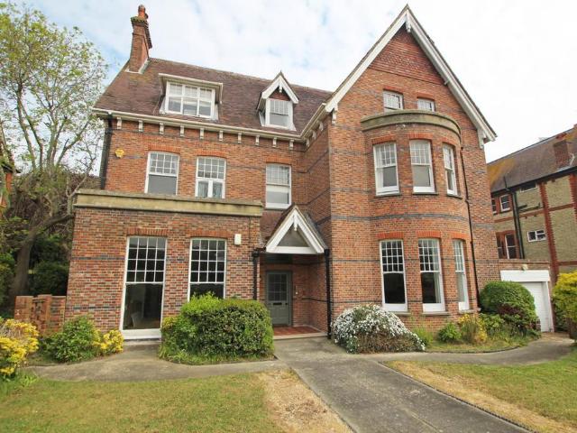 3 bedroom flat for sale