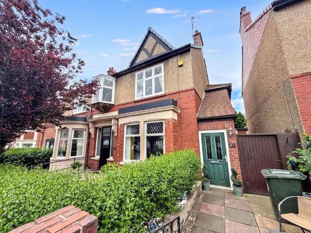 3 bedroom flat for sale
