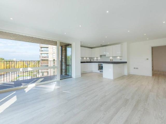 3 bedroom flat for sale