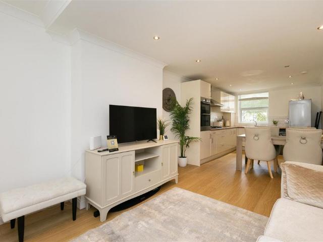 3 bedroom flat for sale