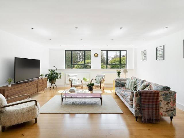 3 bedroom flat for sale