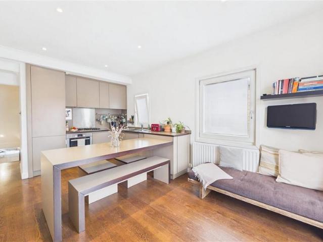 3 bedroom flat for sale