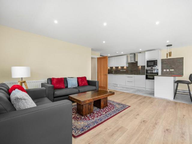 3 bedroom flat for sale