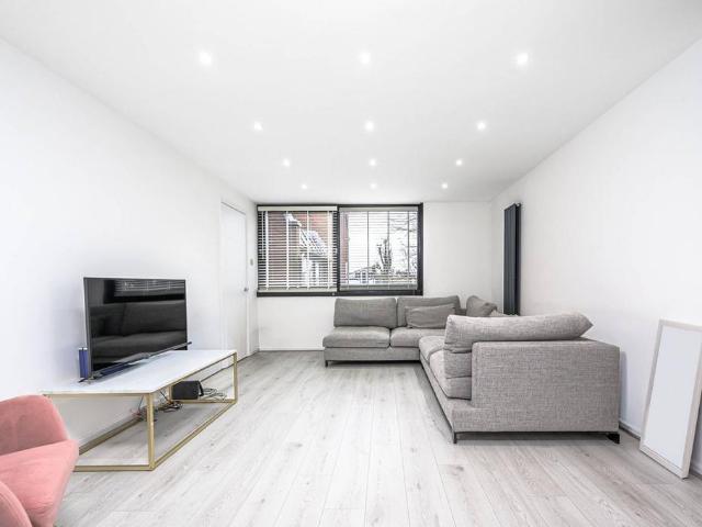 3 bedroom flat for sale