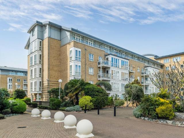 3 bedroom flat for sale