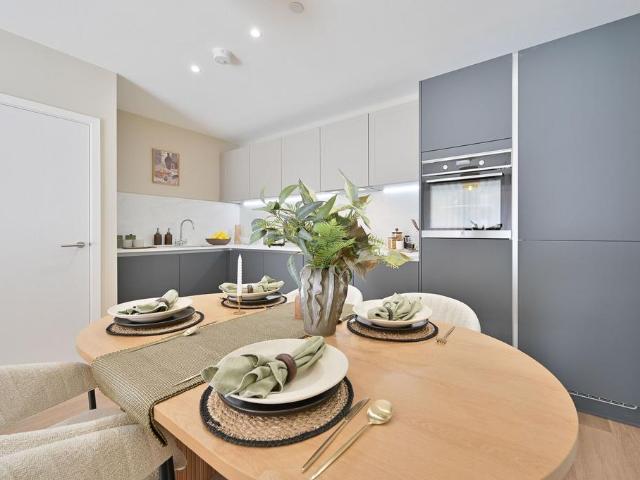 3 bedroom flat for sale