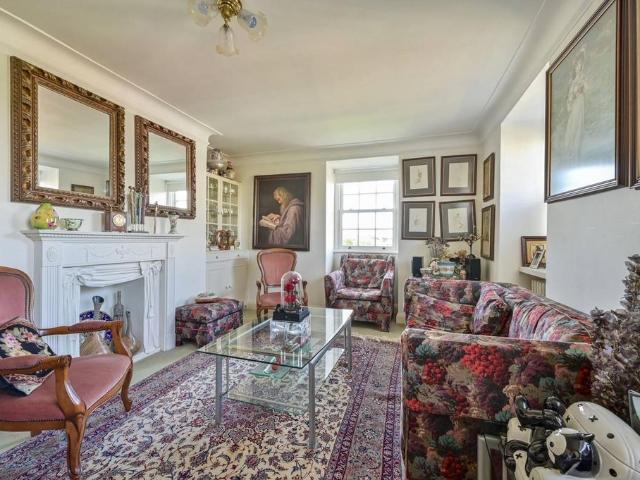 3 bedroom flat for sale