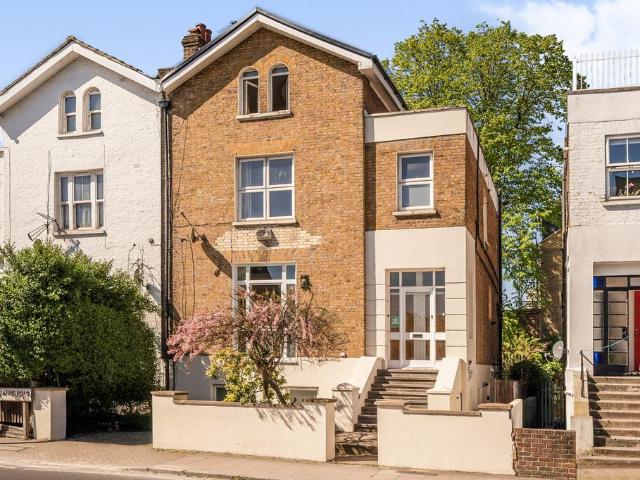 3 bedroom flat for sale