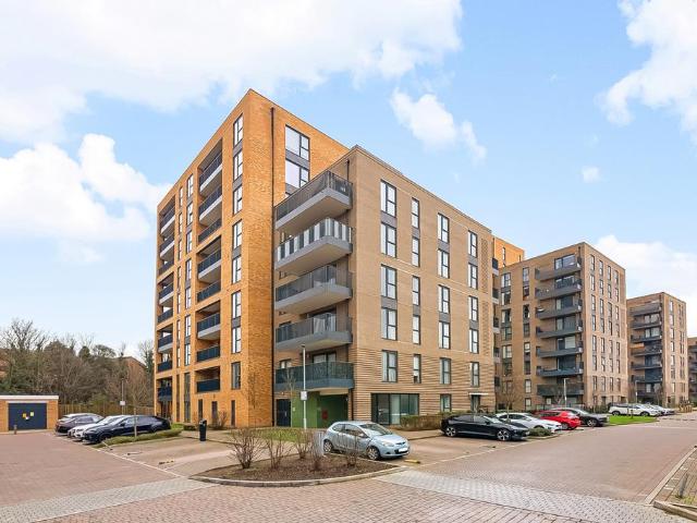 3 bedroom flat for sale