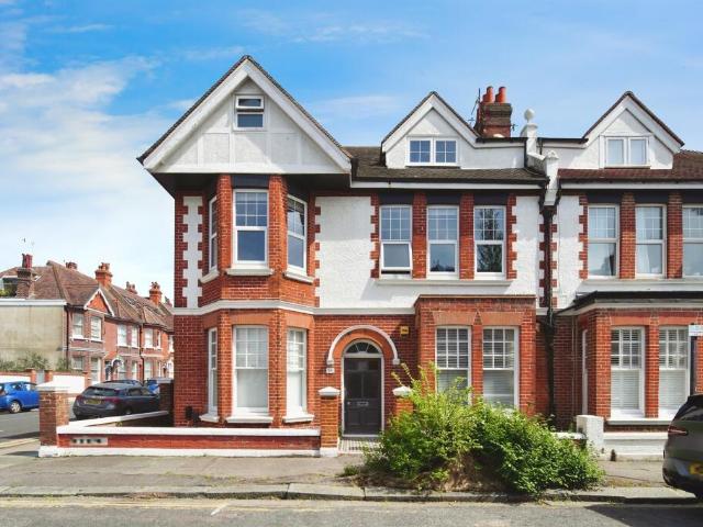 3 bedroom flat for sale