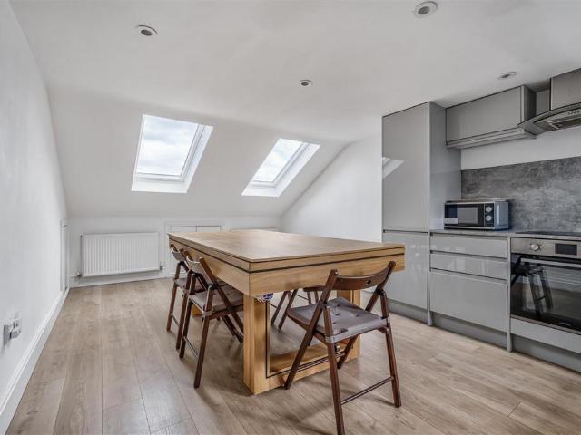 3 bedroom flat for sale