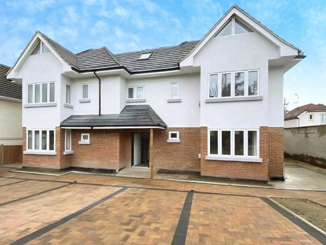 3 bedroom flat for sale