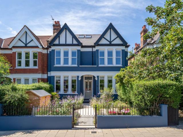3 bedroom flat for sale