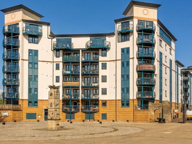 3 bedroom flat for sale
