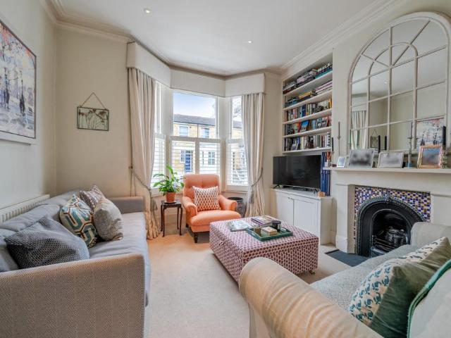 3 bedroom flat for sale