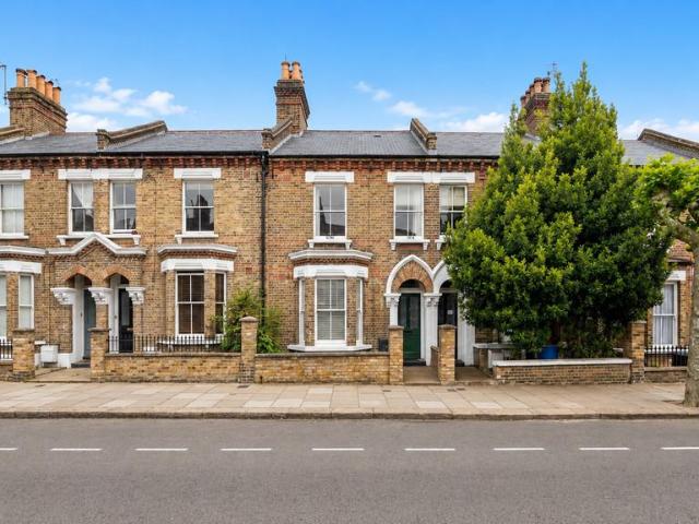 3 bedroom flat for sale