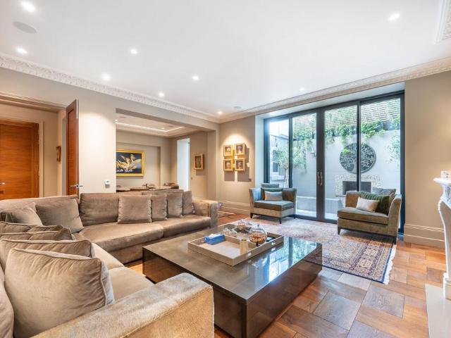 3 bedroom flat for sale