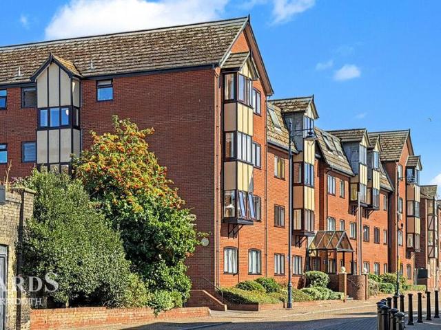 3 bedroom flat for sale