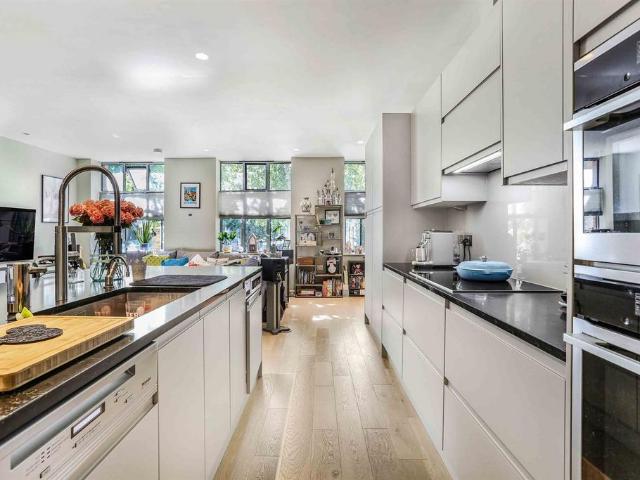 3 bedroom flat for sale