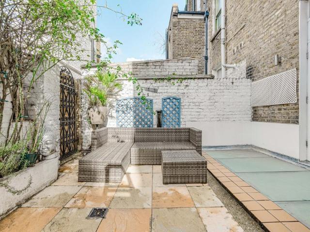 3 bedroom flat for sale