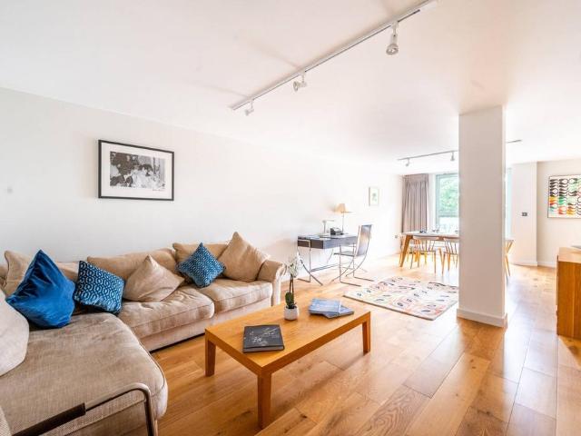 3 bedroom flat for sale