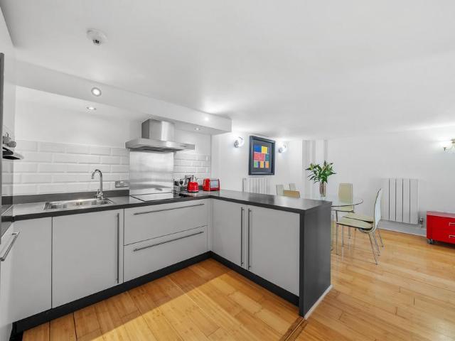3 bedroom flat for sale